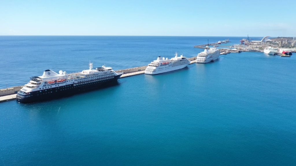 La naviera Silversea Cruises realiza el trasbordo de tripulantes a tres ... La naviera Silversea Cruises realiza el trasbordo de tripulantes a tres ...